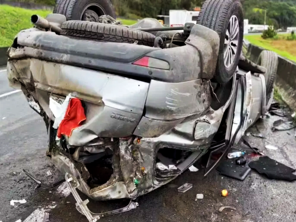 Dunga sofre grave acidente de carro no Paraná, e carro fica destruído ...